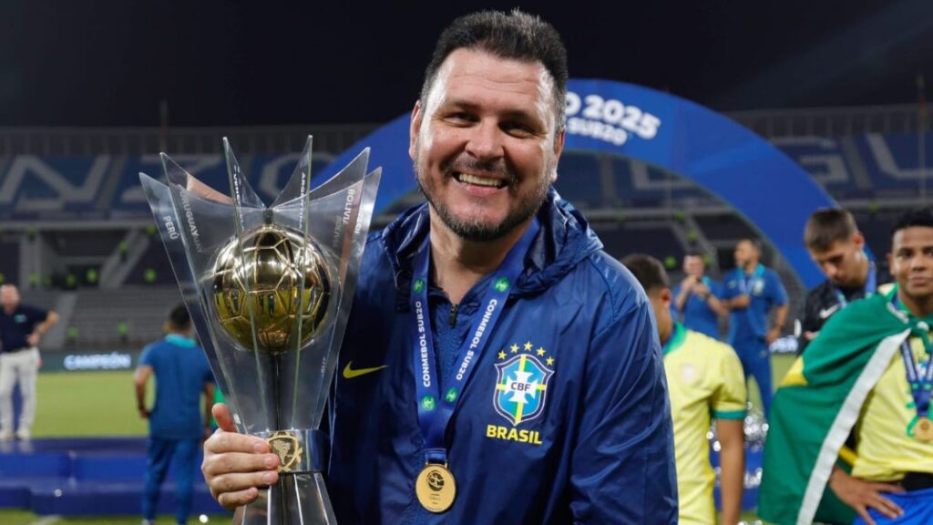 Ex-Coritiba, Thiago Kosloski celebra bicampeonato com a seleção